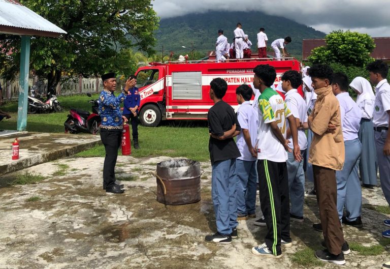Damkar Halbar Turun ke Sekolah, Siswa MA Acango Dilatih Jinakkan Api ...